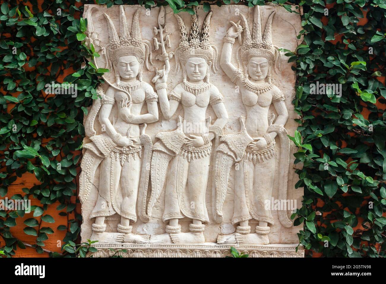 Apsara craft statue mimics Angkor's ancient art to decorate the garden ...