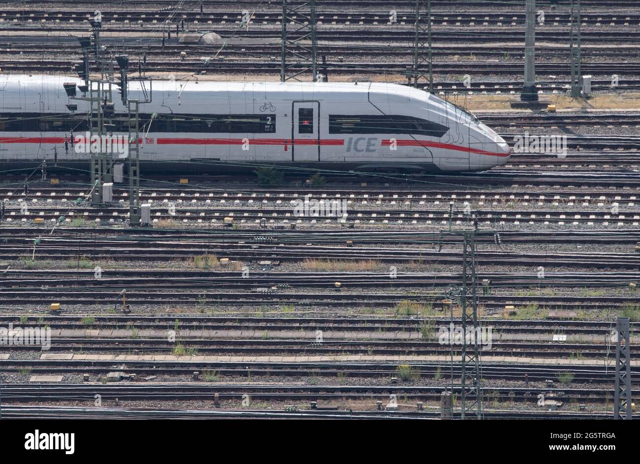 29 June 2021, Hessen, Frankfurt/Main: A Deutsche Bahn ICE train on the ...