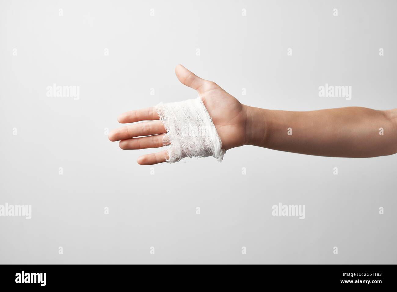bandaged palm hand injury treatment emergency Stock Photo - Alamy