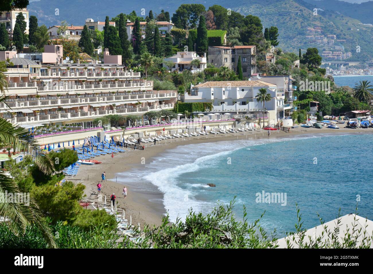 ITALY. SICILY. TAORMINA. BEACH AND HOTELS ALONG THE COAST Stock Photo ...