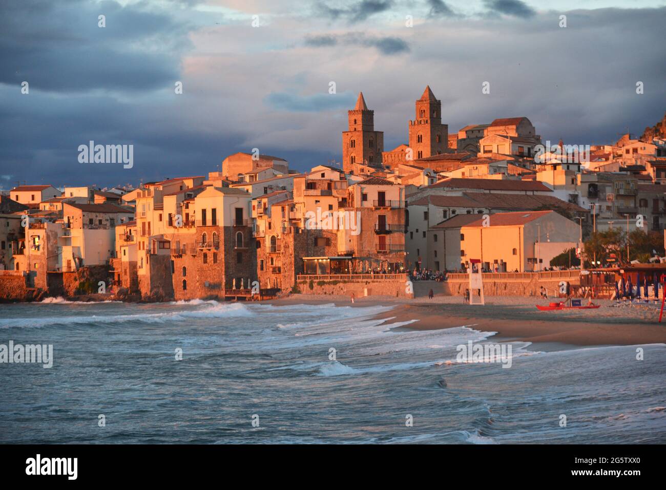ITALY. SICILY. CEFALU. THE BEACH AND TOWN OF CEFALU AT SUNSET Stock ...