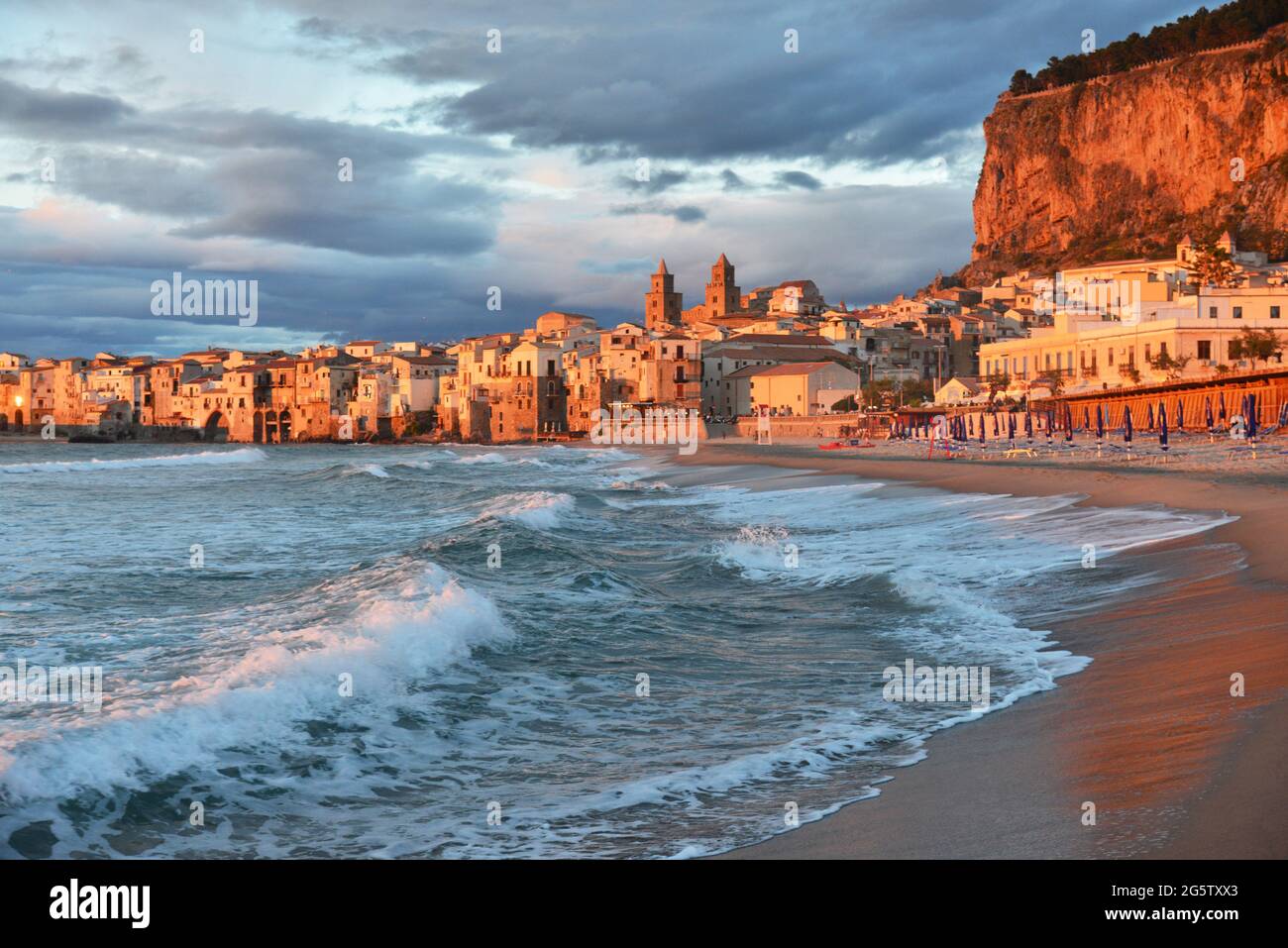 ITALY. SICILY. CEFALU. THE BEACH AND TOWN OF CEFALU AT SUNSET Stock ...