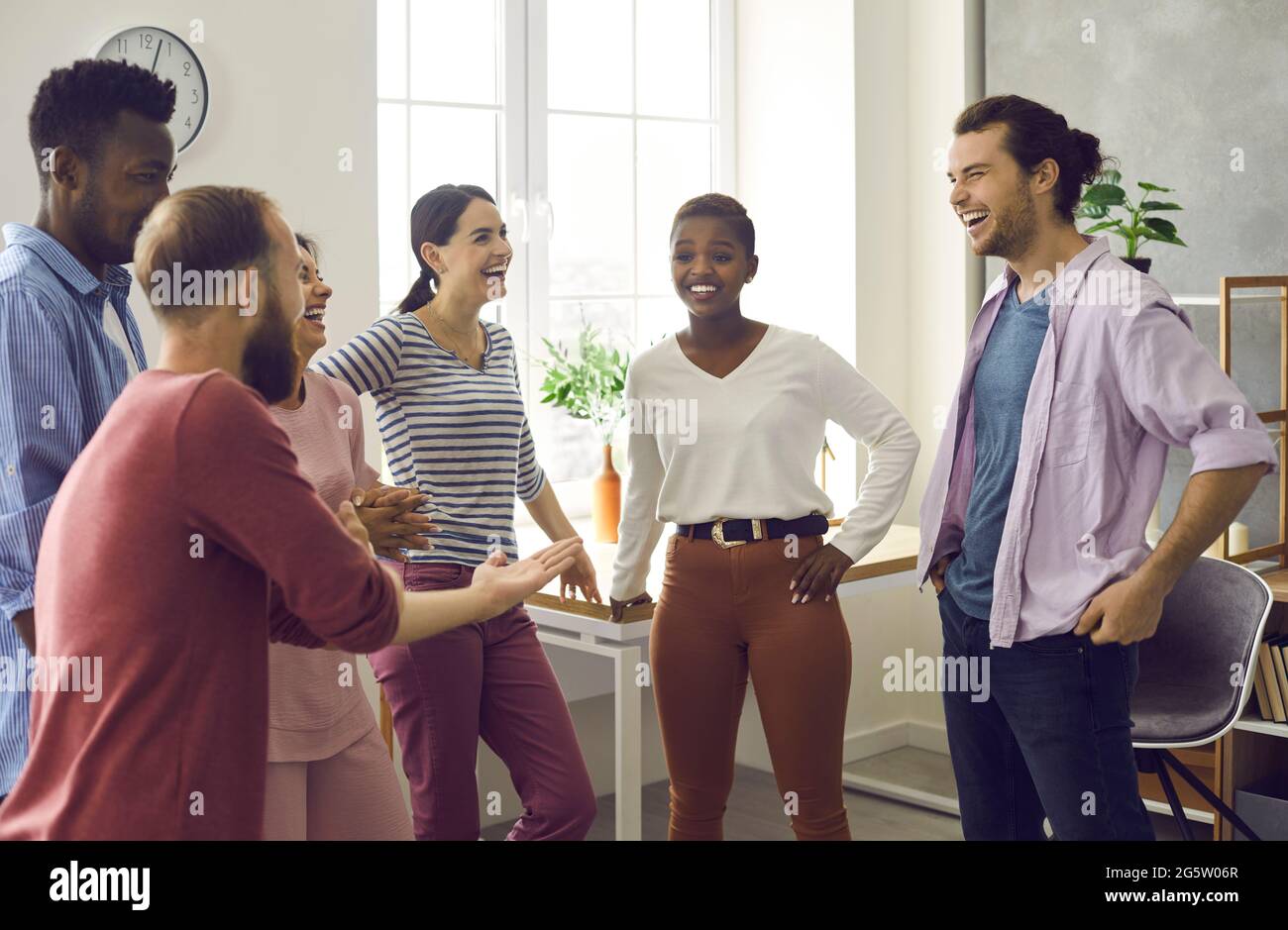 Diverse group of people laughing hi-res stock photography and images ...