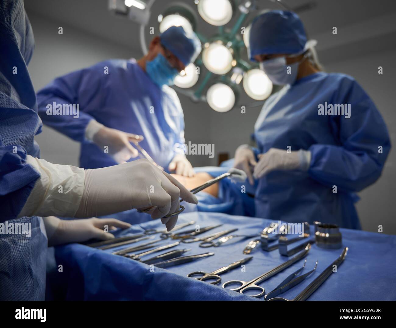 Doctor surgical forceps hi-res stock photography and images - Alamy