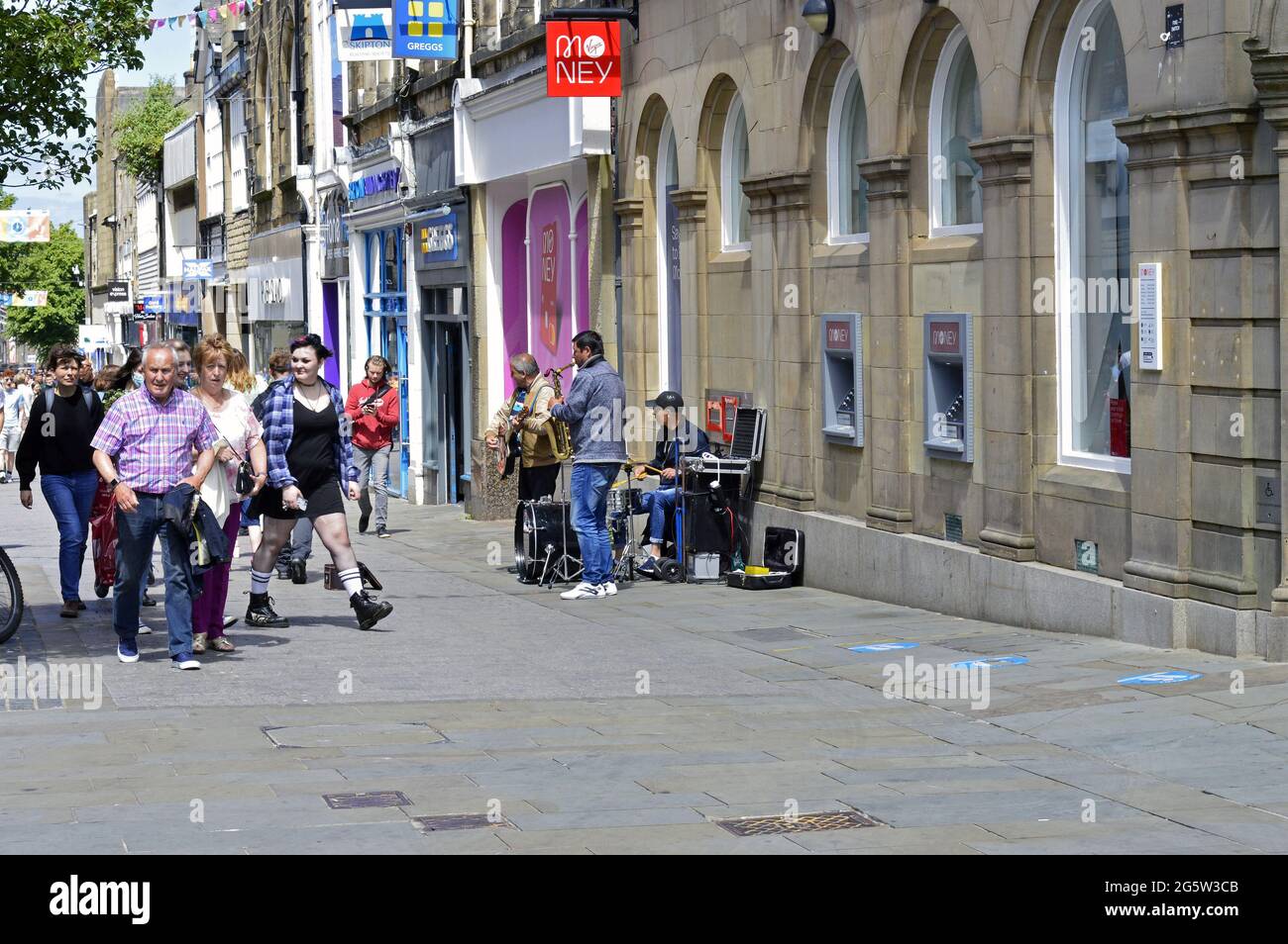 LANCASTER. LANCASHIRE. ENGLAND. 06-12-21. A trio of musicians busking ...