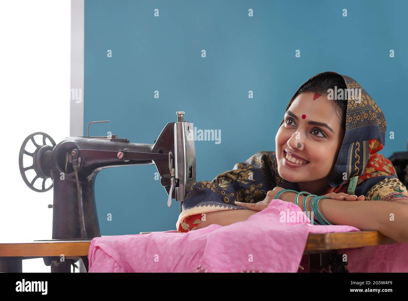 Indian woman sewing machine hi-res stock photography and images - Alamy
