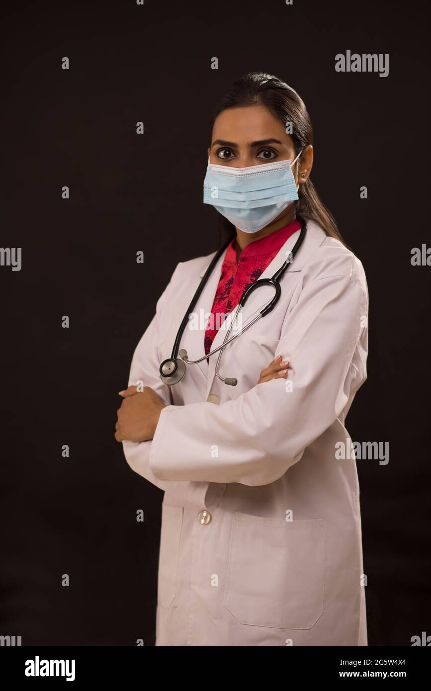 Standing lady doctor hi-res stock photography and images - Alamy