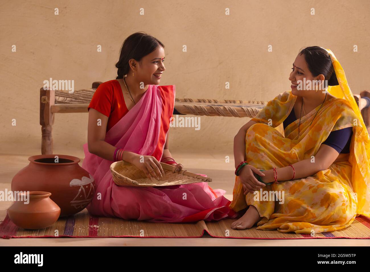 Indian rural women talking to each other hi-res stock photography and ...
