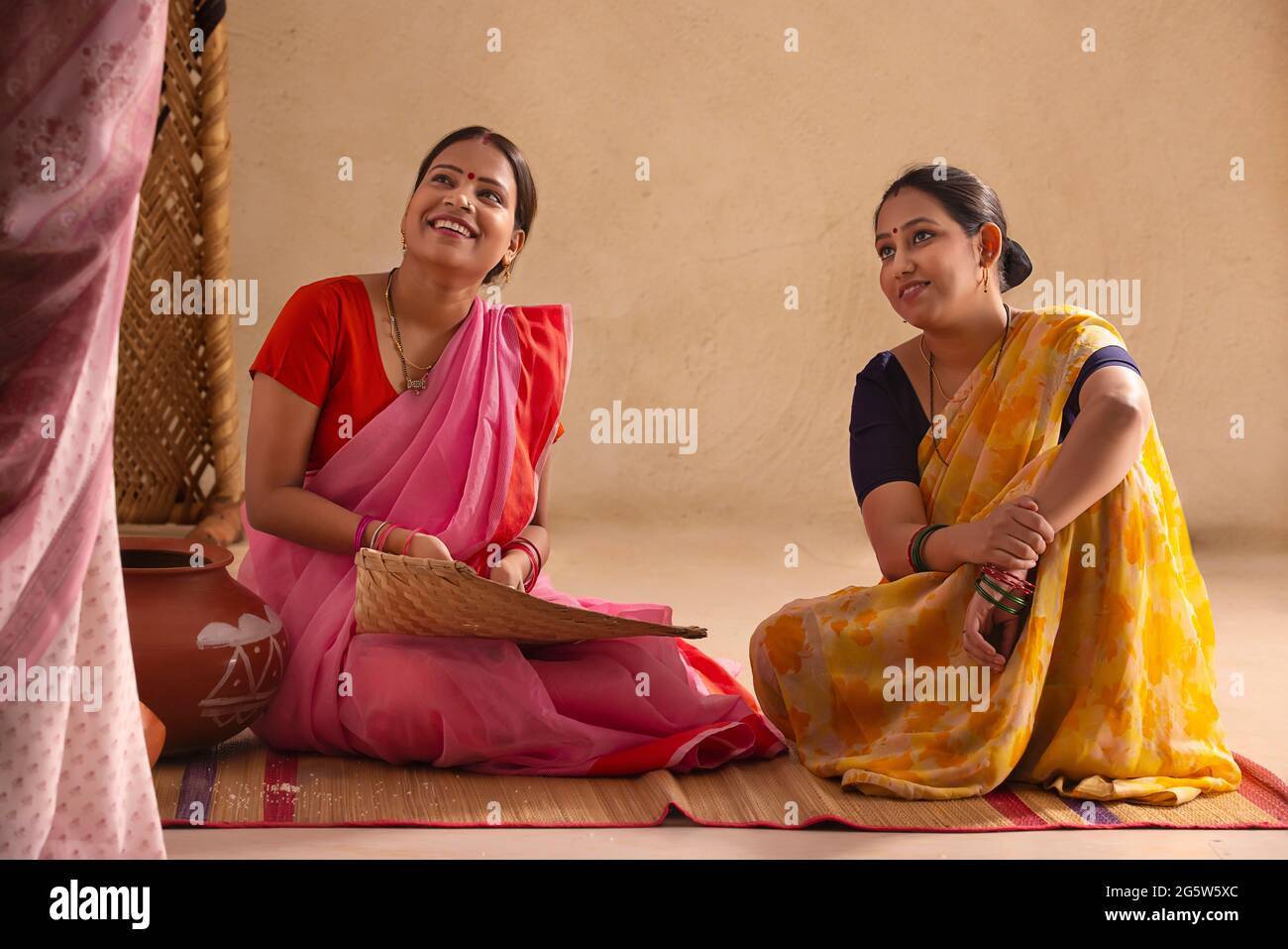 Indian rural women talking to each other hi-res stock photography and ...