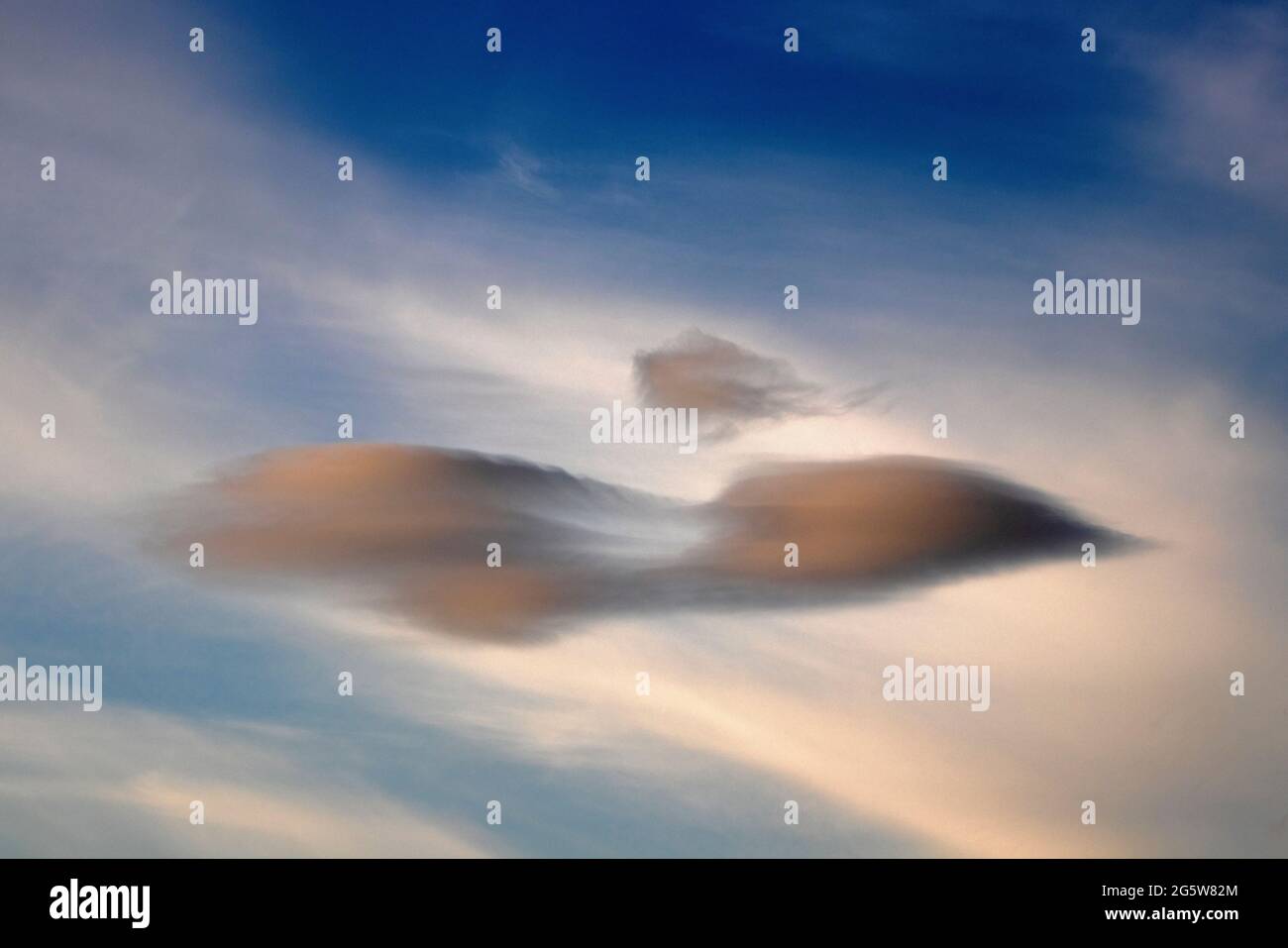 Smooth cloud hi-res stock photography and images - Alamy