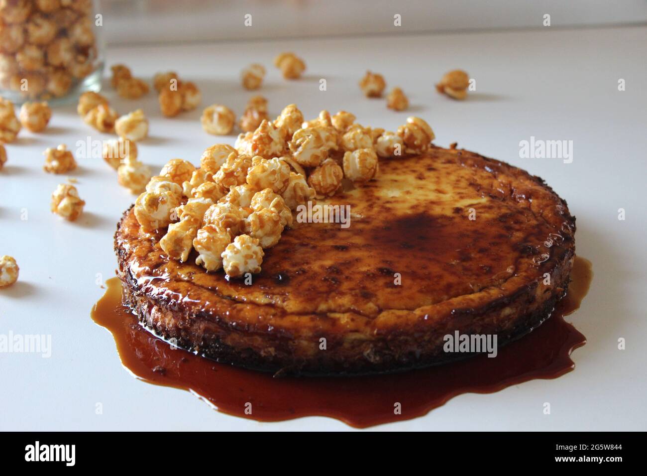 Cooked cheeseake and caramel popcorn Stock Photo - Alamy