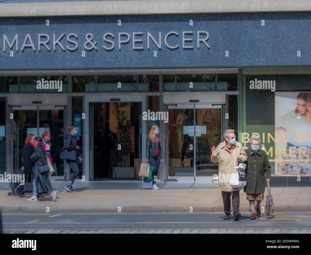 Marks and spencer princes street edinburgh hi-res stock photography and ...