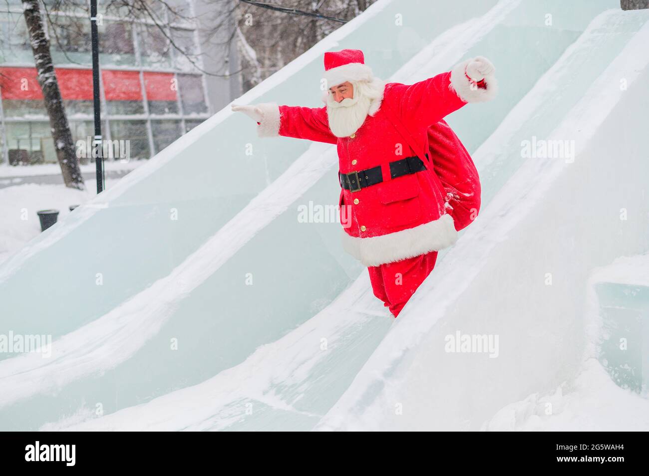 Snowball rolling down hill hi-res stock photography and images - Alamy
