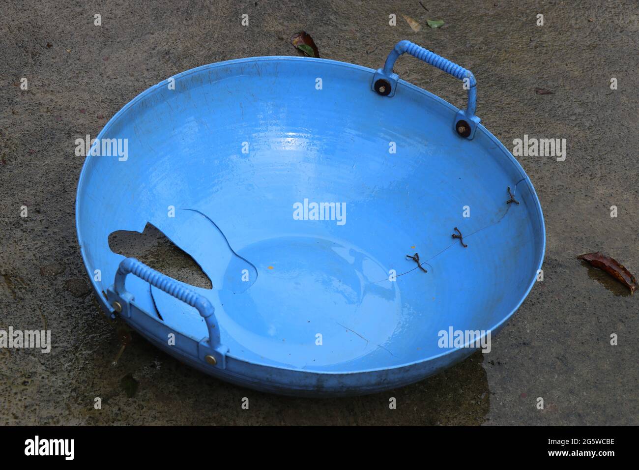 Paint bucket falling hi-res stock photography and images - Alamy