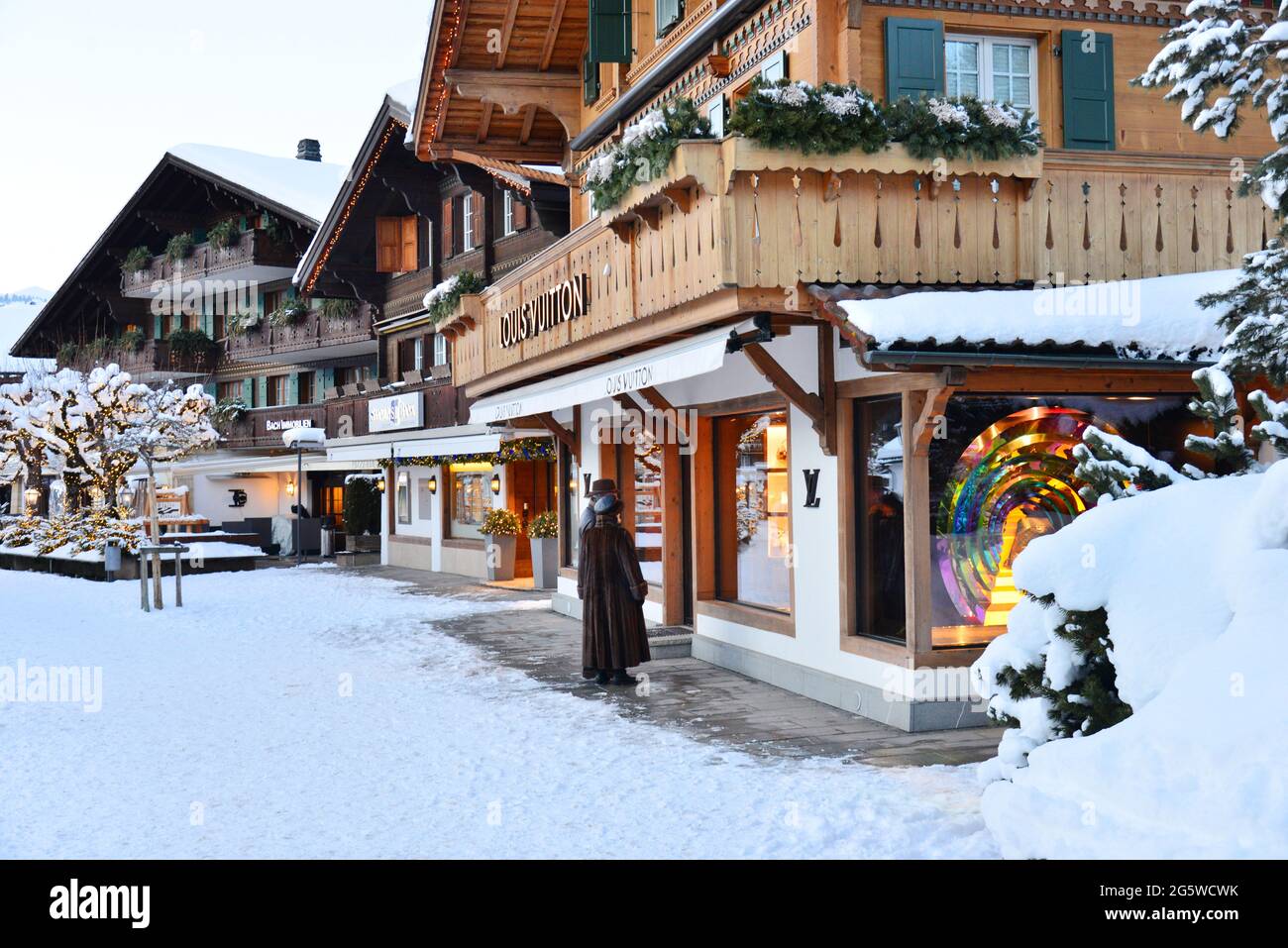SWITZERLAND. BERN CANTON. GSTAAD. THE PROMENADE WITH ITS LUXURY SHOPS ...
