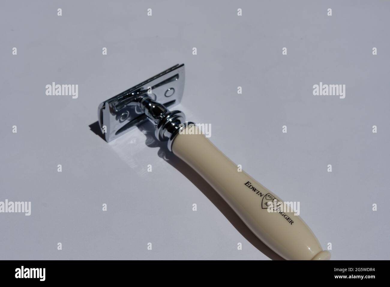 Safety razor hi-res stock photography and images - Alamy