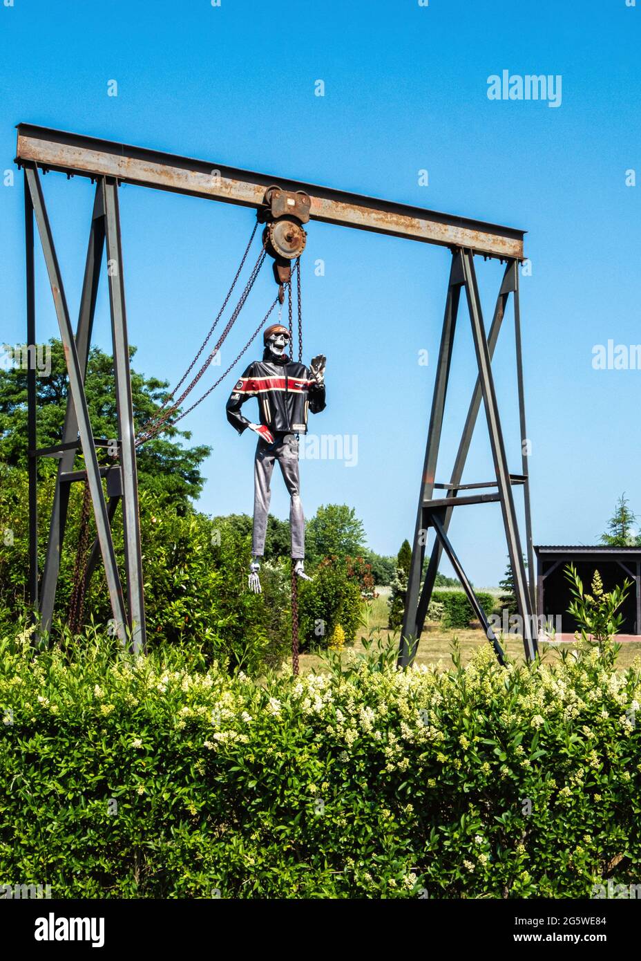 Skeleton hanging hi-res stock photography and images - Alamy