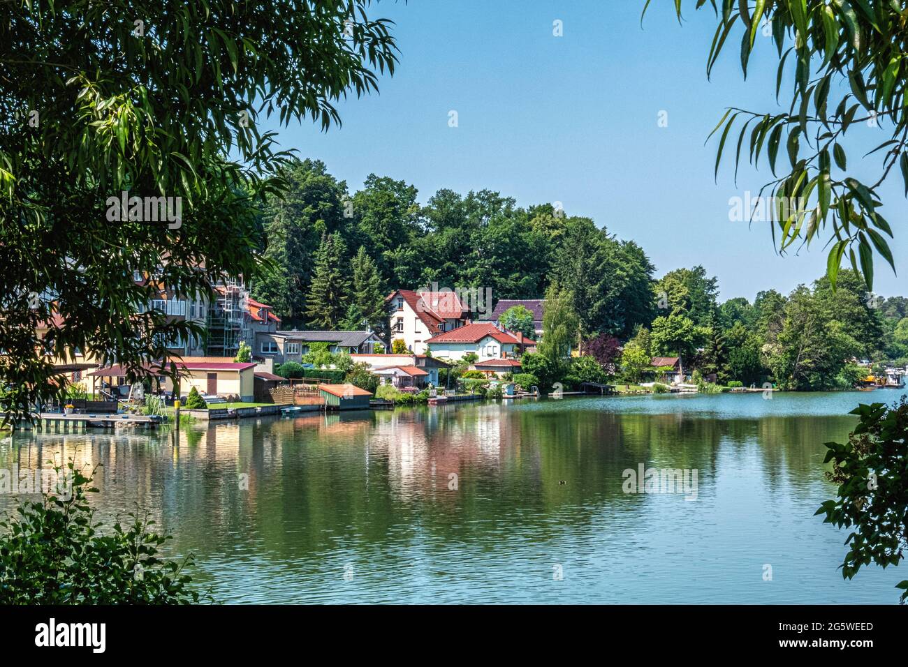 Lake side houses hi-res stock photography and images - Alamy