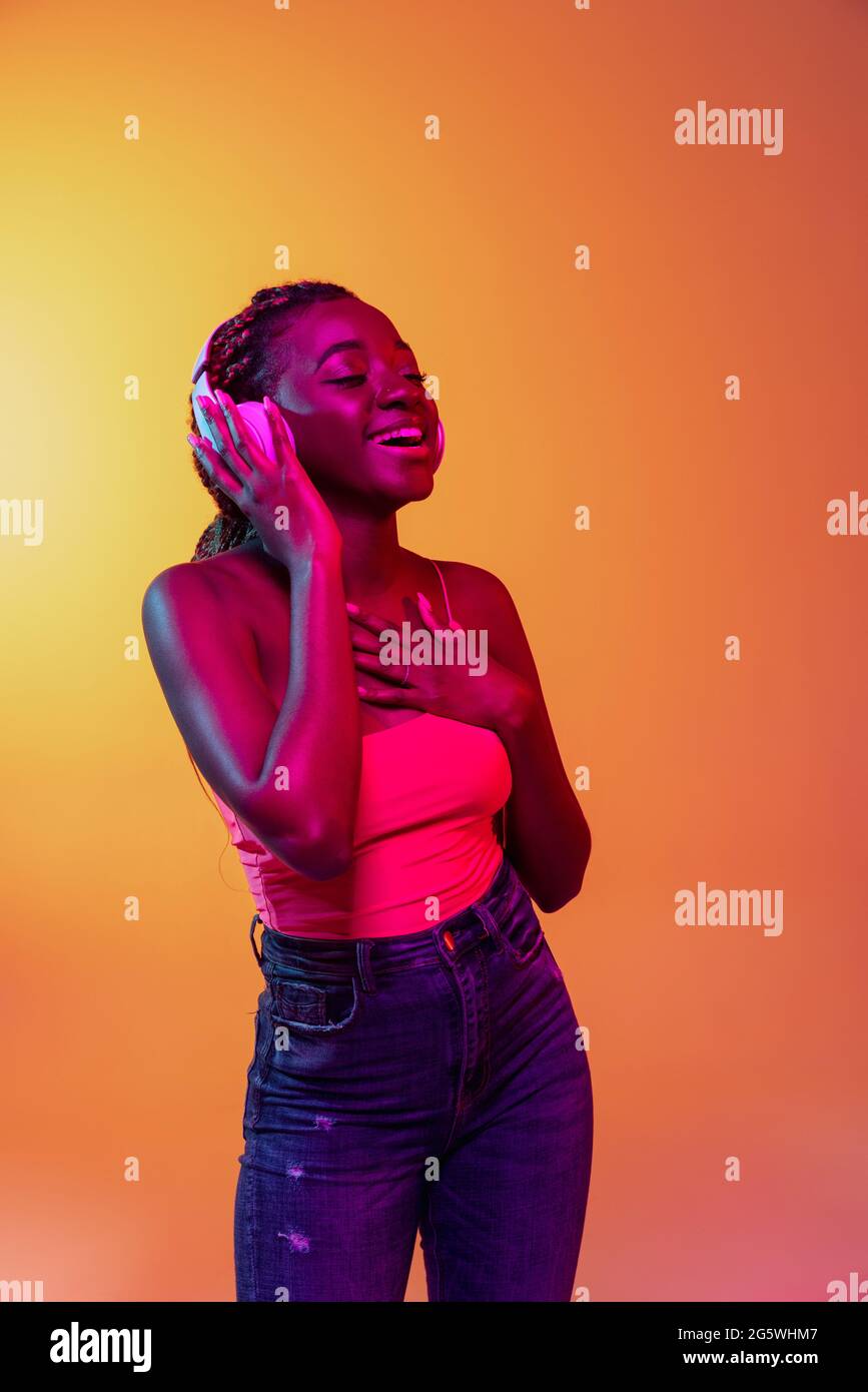 Female singer yellow light hi-res stock photography and images - Alamy