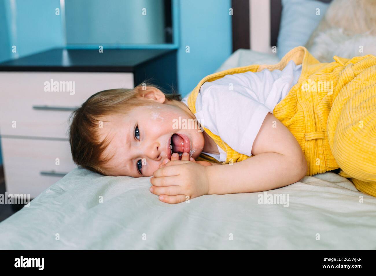 Cry kid child hi-res stock photography and images - Alamy