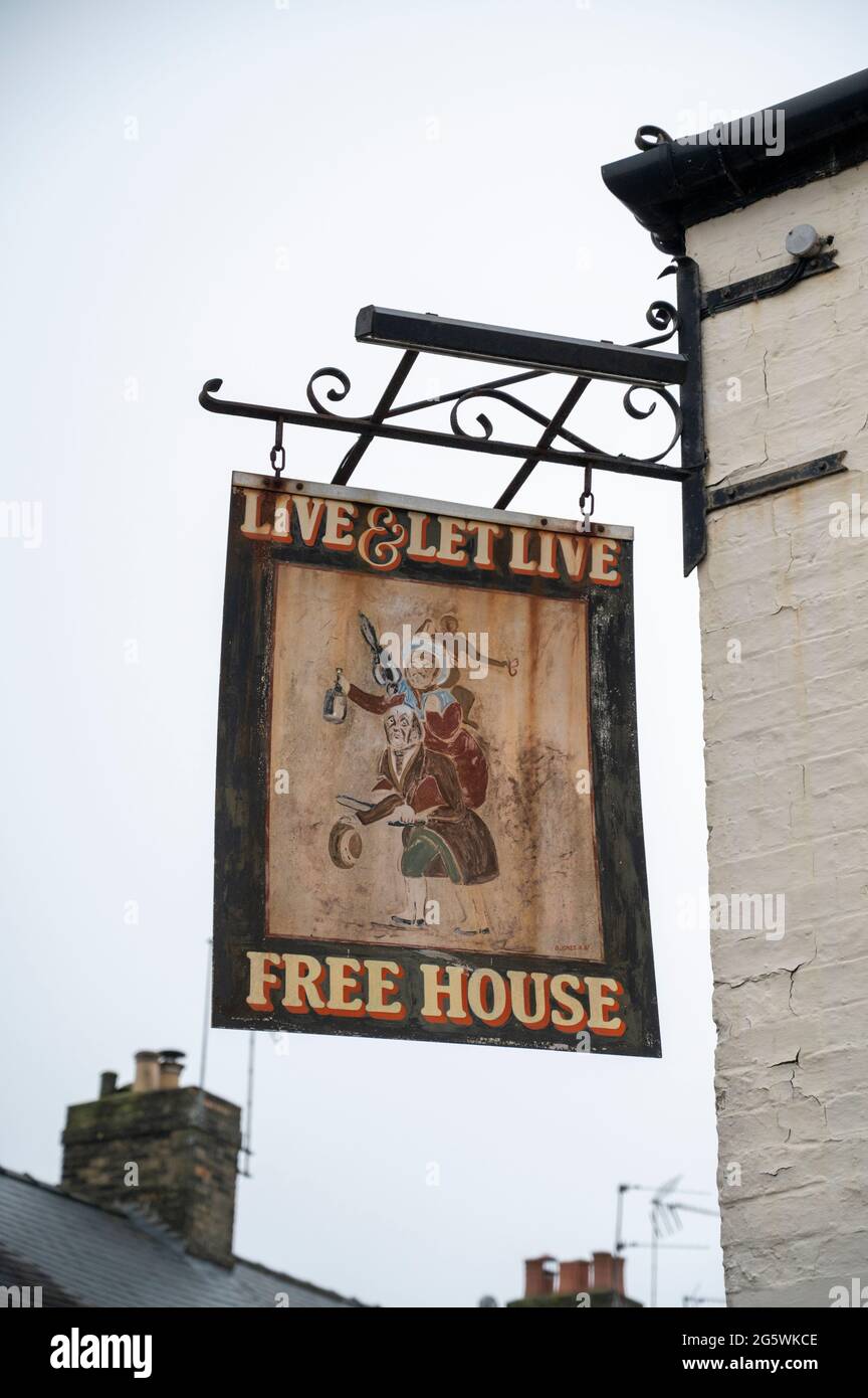 Old sign pub hi-res stock photography and images - Alamy
