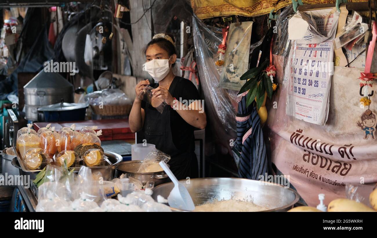 Mango Sticky Rice Seller Klong Toey Market Wholesale Wet Market Bangkok ...