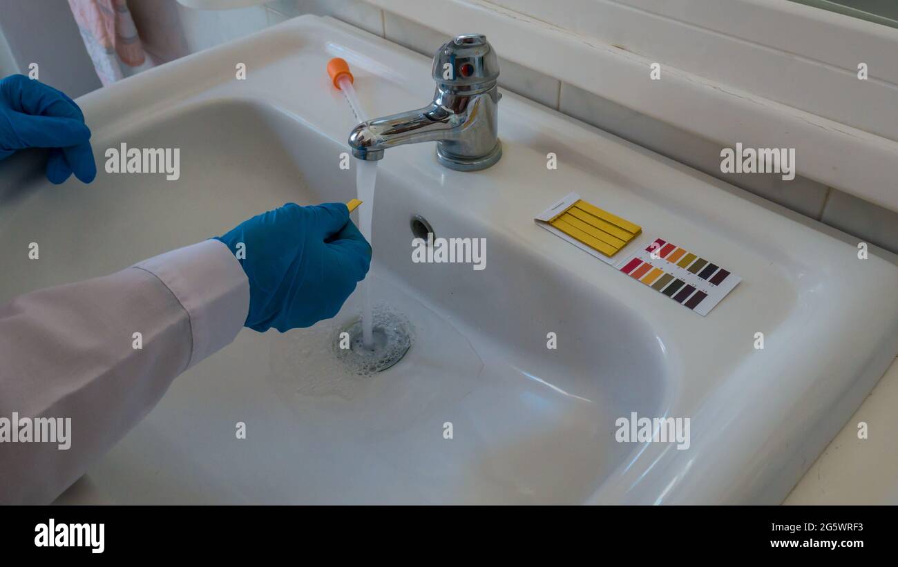 Ph indicator acid hi-res stock photography and images - Alamy