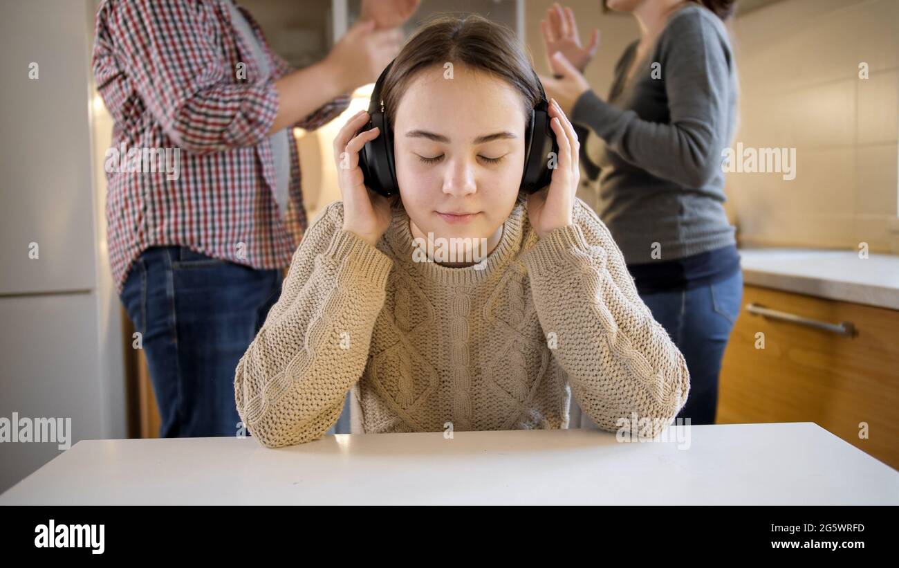 Parent argue teen parent arguing hi-res stock photography and images ...