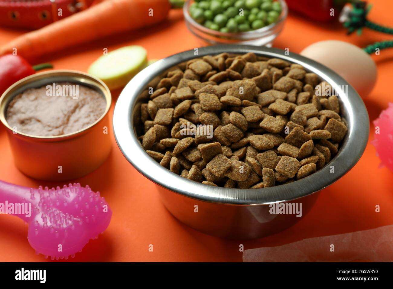 Orange cat eat dry food hi-res stock photography and images - Alamy