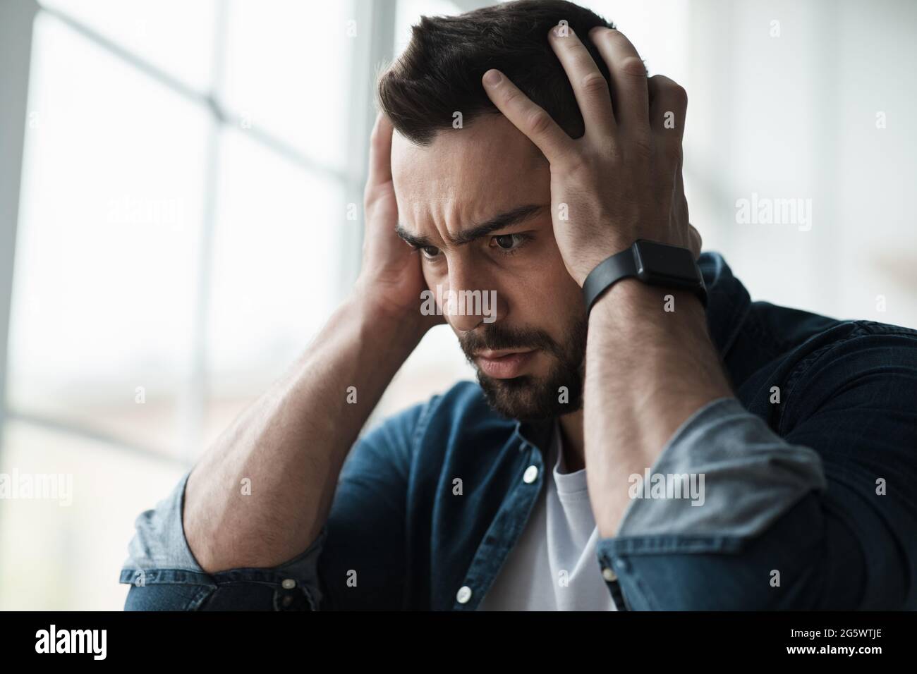 Worried man hi-res stock photography and images - Alamy