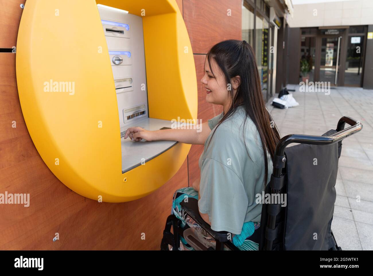 Wheelchair person bank hi-res stock photography and images - Alamy