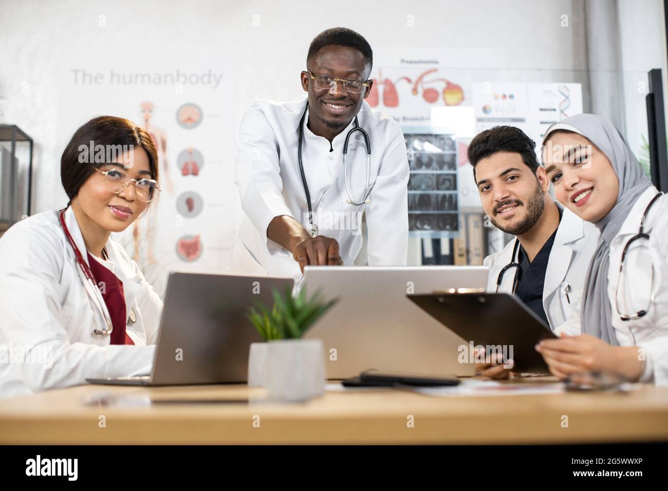 Doctors meeting in conference room hi-res stock photography and images ...