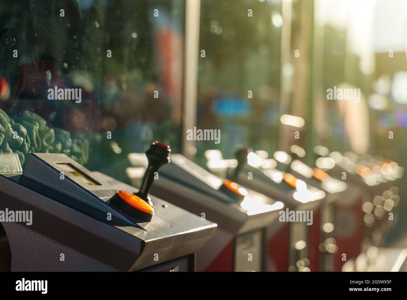 Claw vending machine hi-res stock photography and images - Alamy