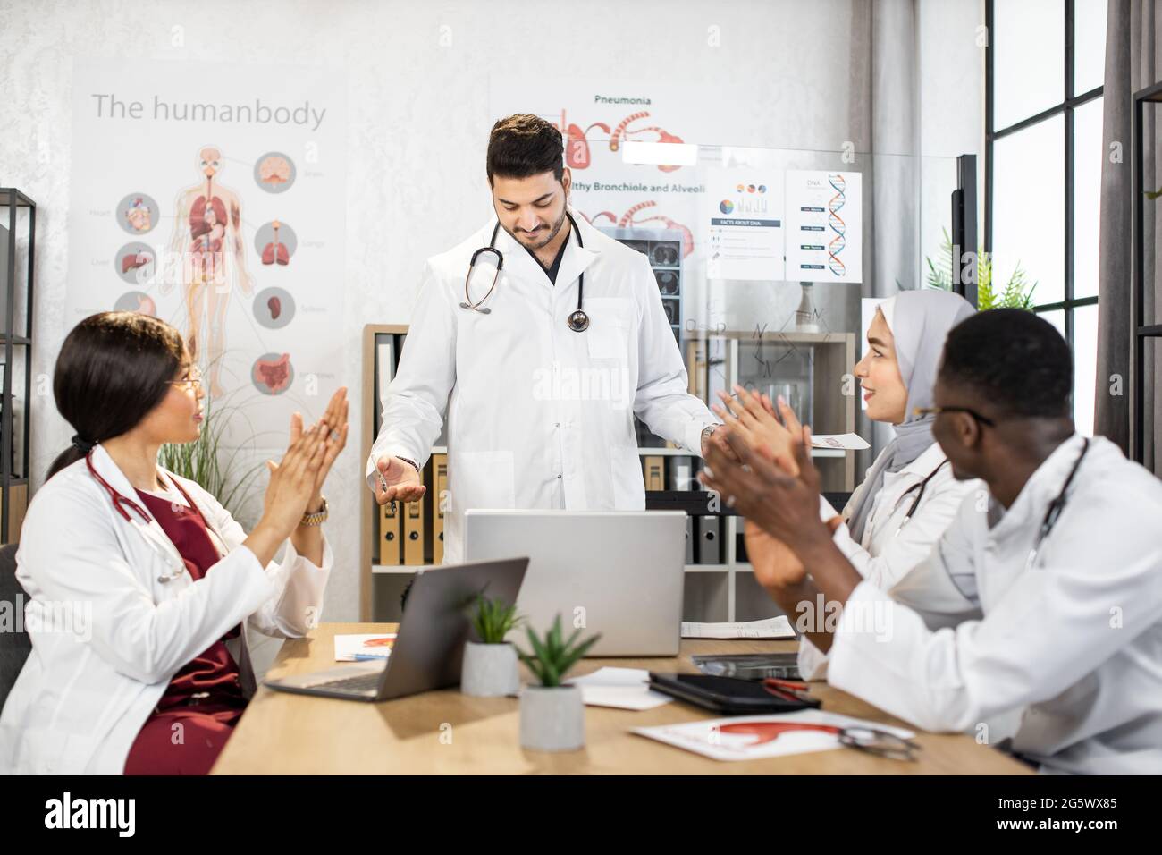 Students clapping in classroom hi-res stock photography and images - Alamy