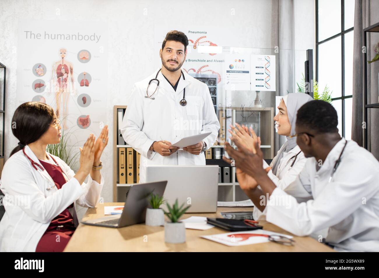 Students clapping in classroom hi-res stock photography and images - Alamy