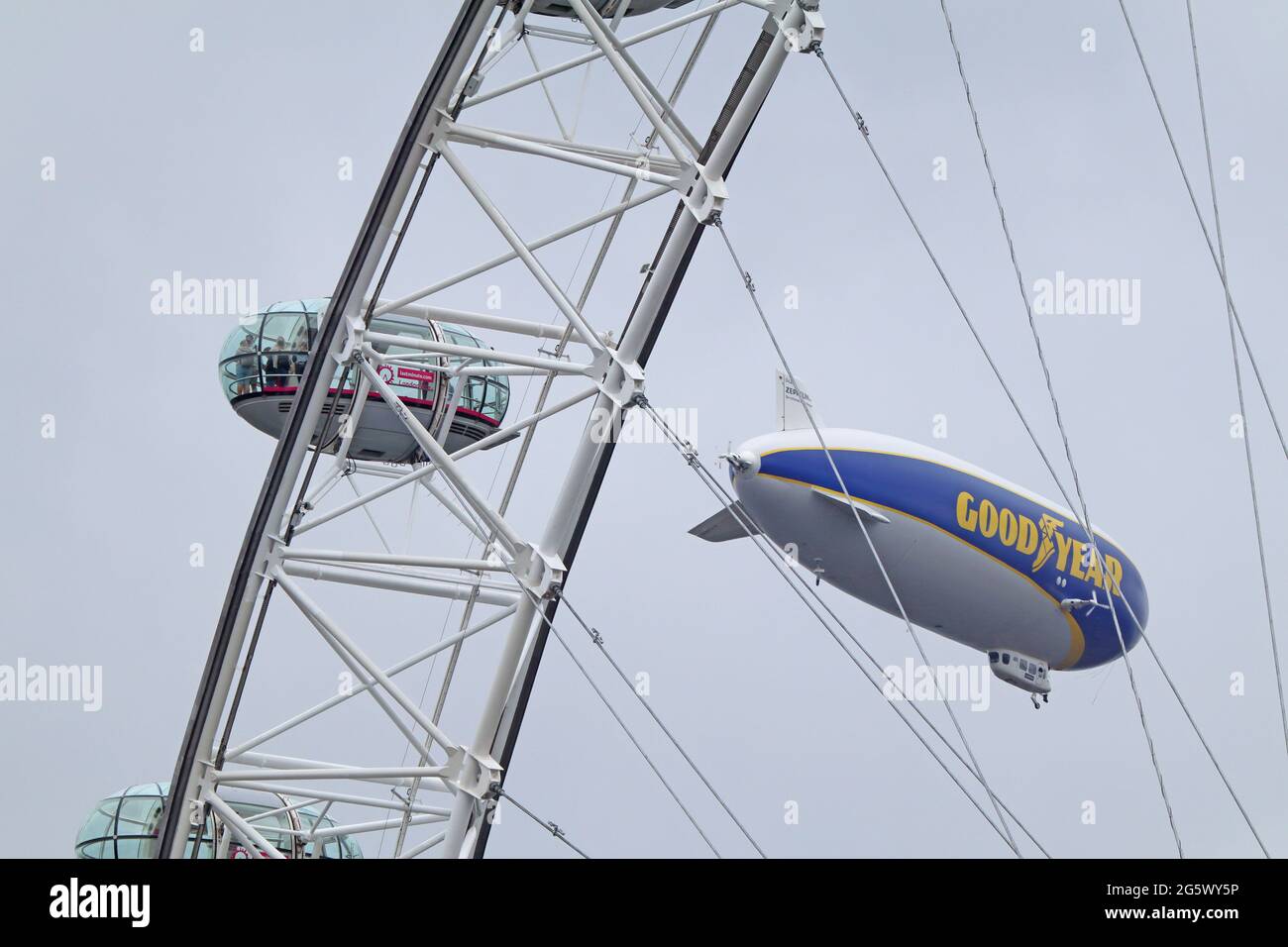 Zeppelin airship over london hi-res stock photography and images - Alamy