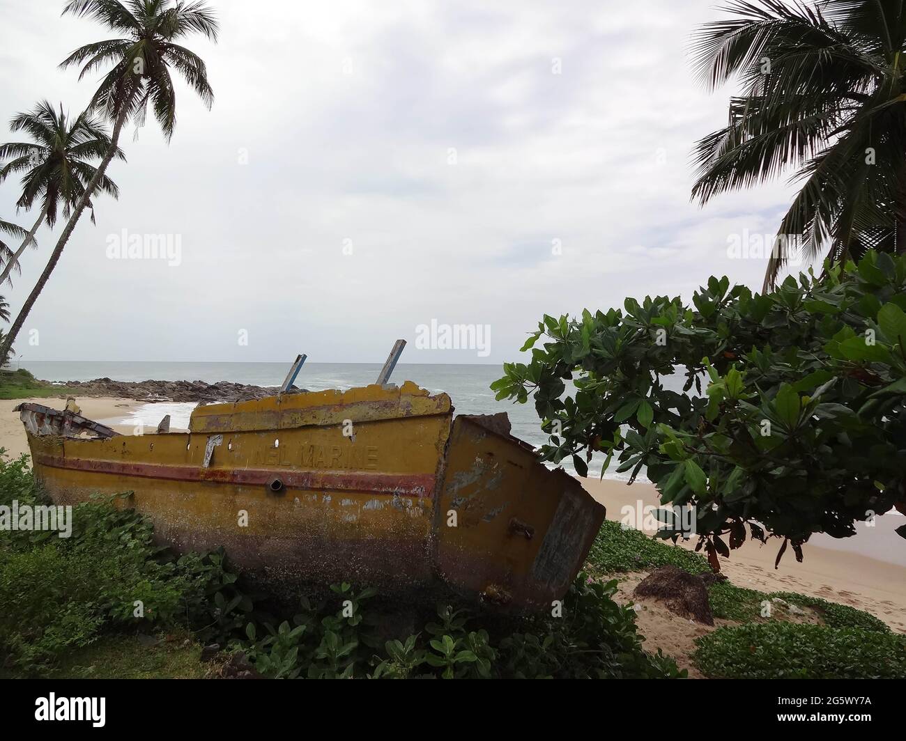 Wreck of a boat on the coast of Mirissa, Sri Lanka Stock Photo - Alamy