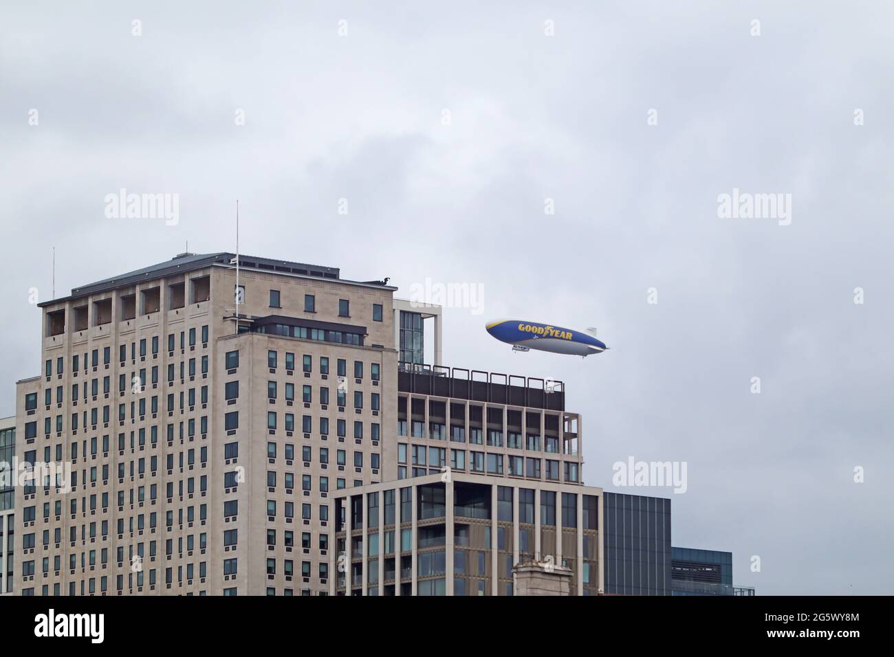 Zeppelin airship over london hi-res stock photography and images - Alamy
