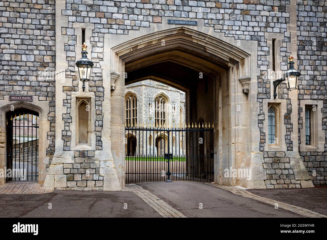 English castle castle gate hi-res stock photography and images - Alamy