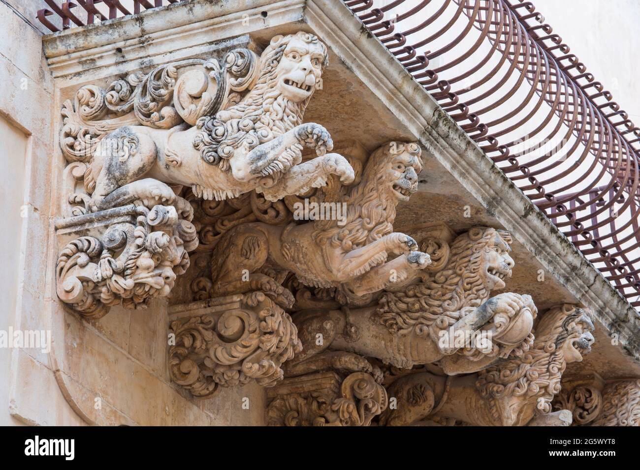 Decorative limestone corbels hi-res stock photography and images - Alamy