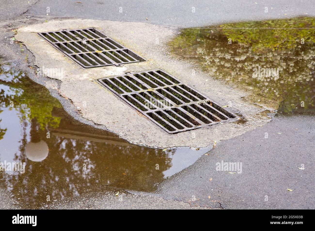 Water flooding manhole hi-res stock photography and images - Alamy