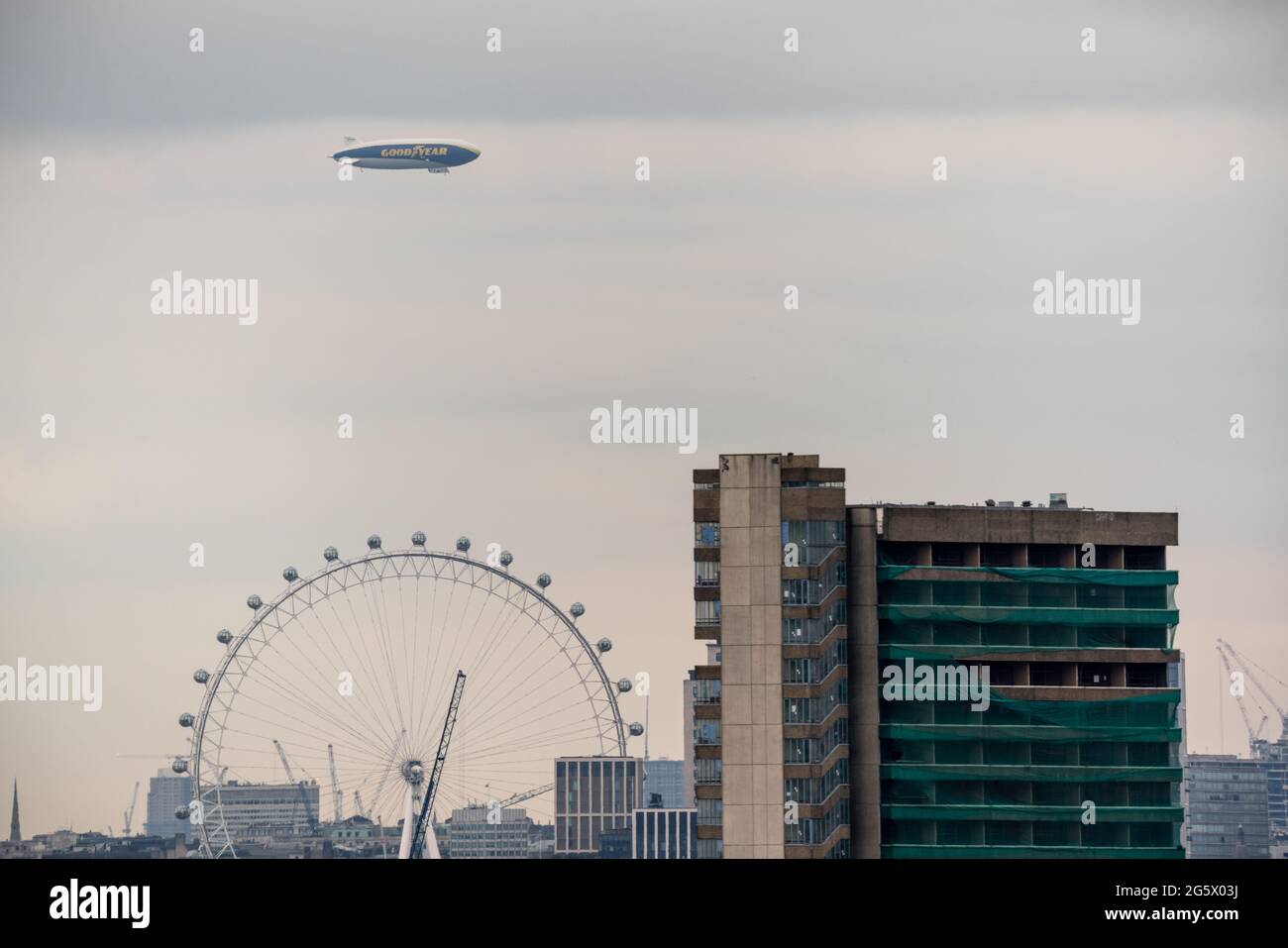 Zeppelin over city hi-res stock photography and images - Alamy