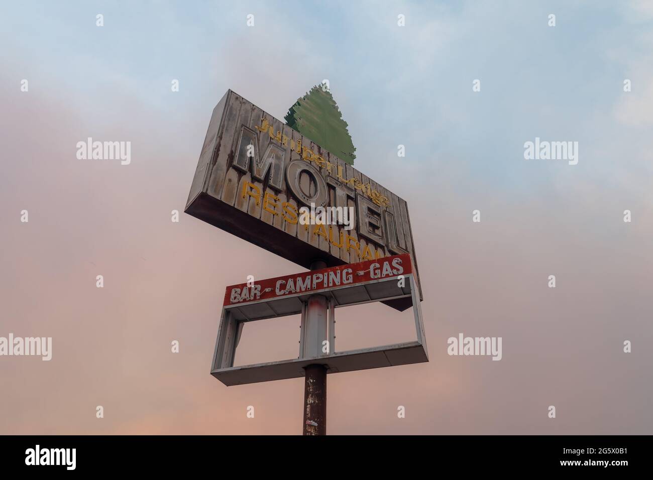 Bates motel sign hi-res stock photography and images - Alamy