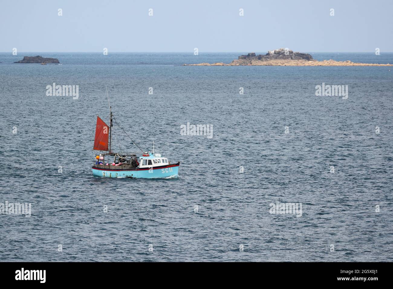 Isles of scilly boats hi-res stock photography and images - Alamy