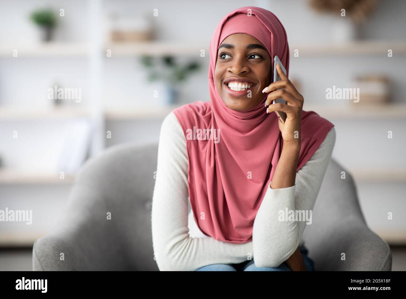Muslim woman in hijab chatting hi-res stock photography and images - Alamy