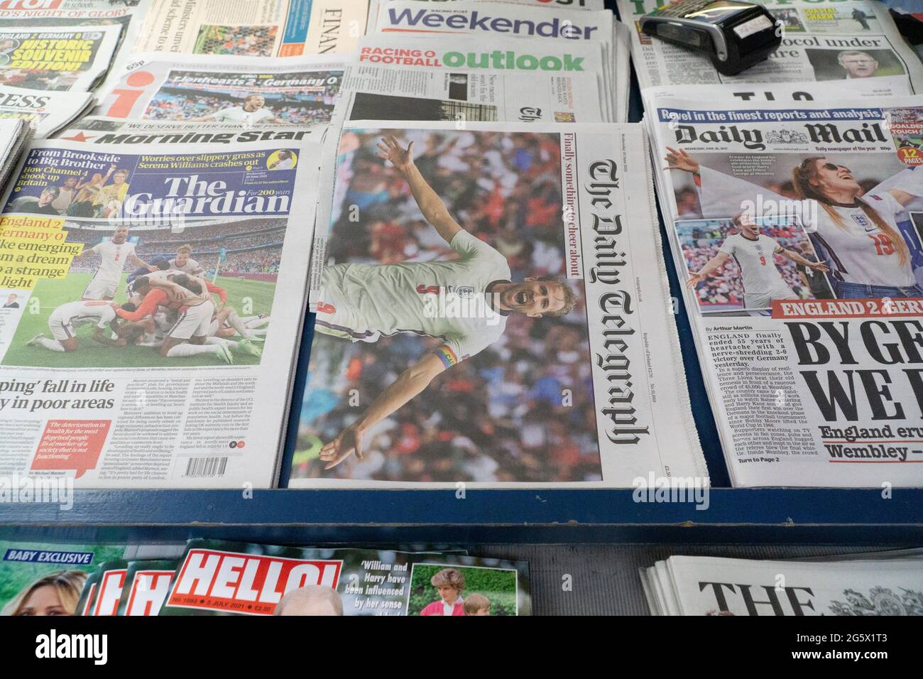 The guardian front page hi-res stock photography and images - Alamy