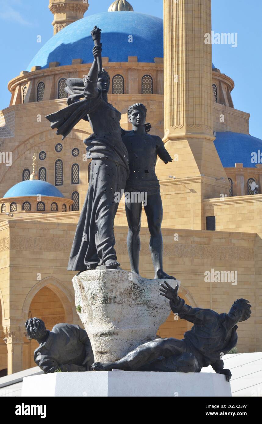 LEBANON. BEIRUT. PLACE DES MARTYRS. THE STATUE IS IN MEMORY OF THE ...