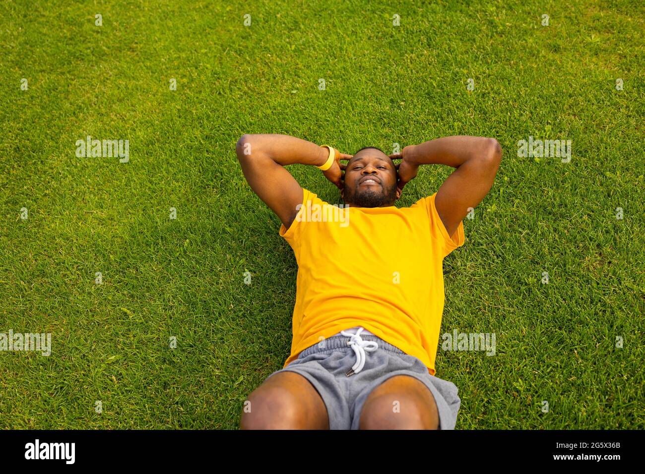 Man crunch outside hi-res stock photography and images - Alamy