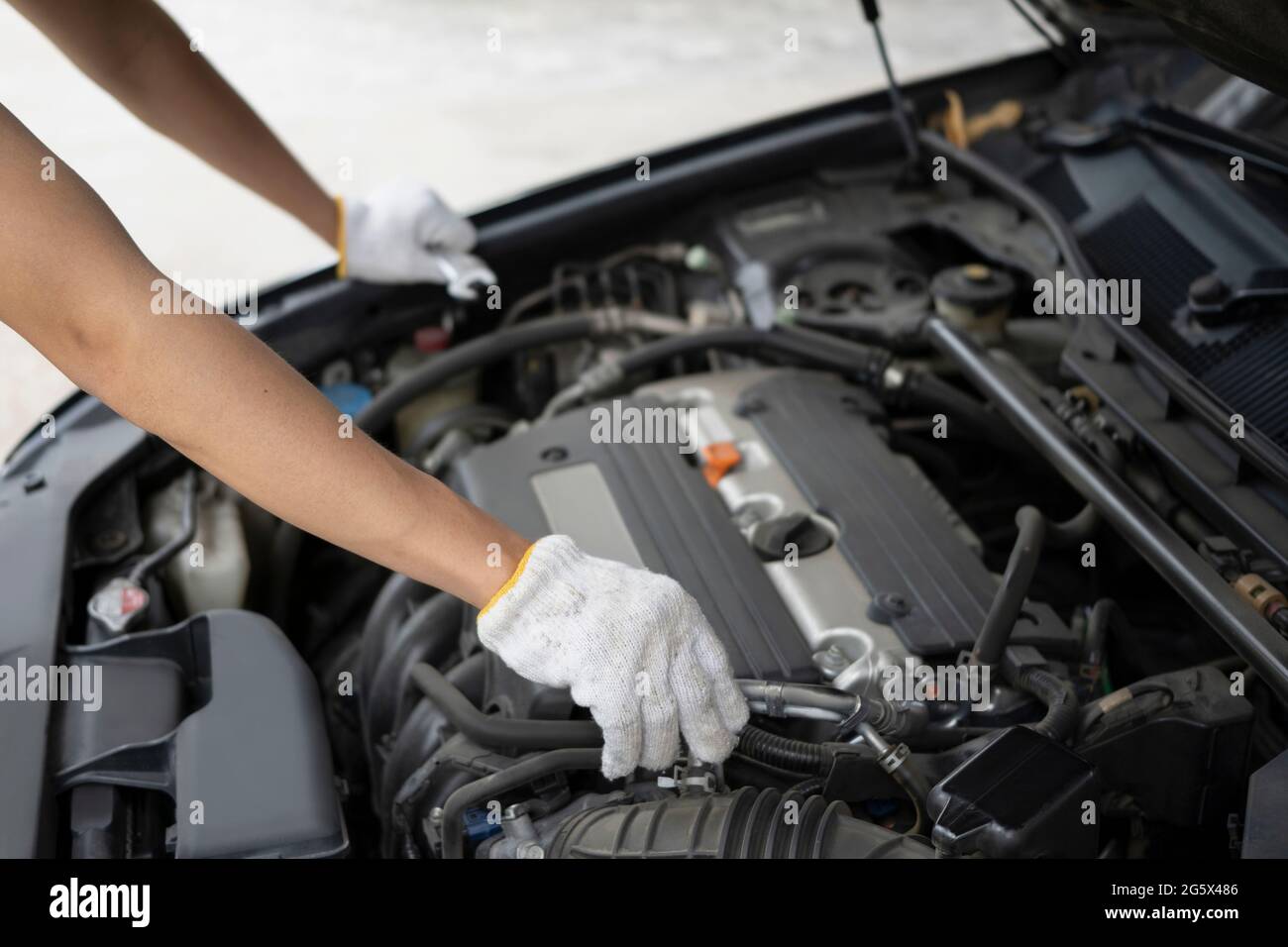 Mechanic man fixing car engine in the garage Stock Photo - Alamy