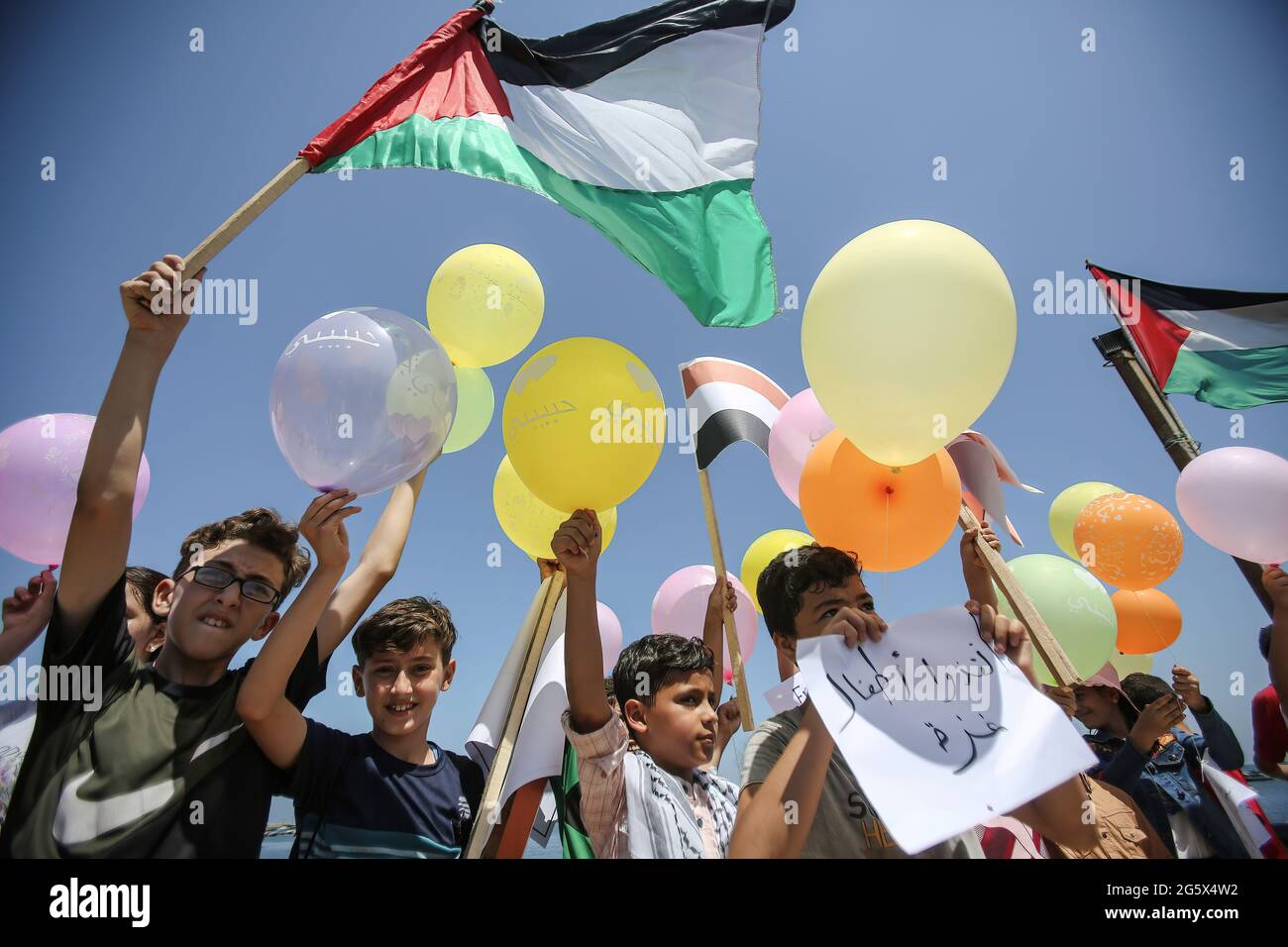 Palestinian children release balloons after writing messages that says ...